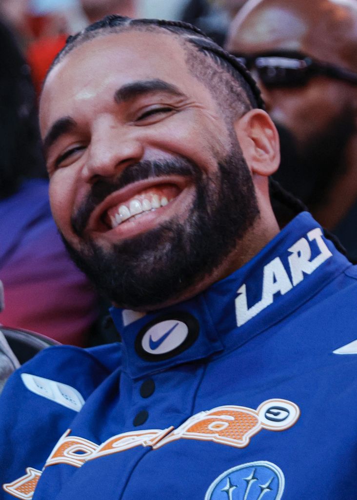 Drake Lacht Und Zeigt