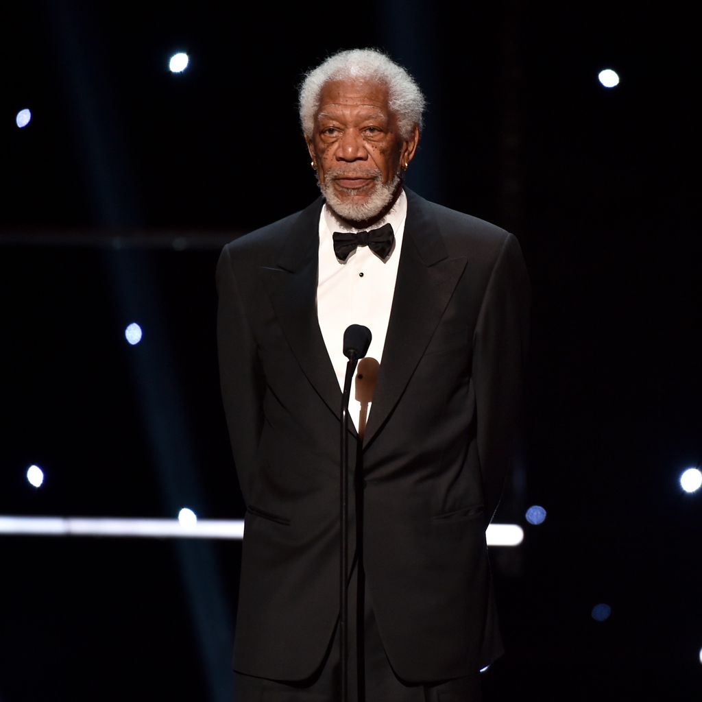 Morgan Freeman Steht Mit Vollem Körper Lucy Rennt
