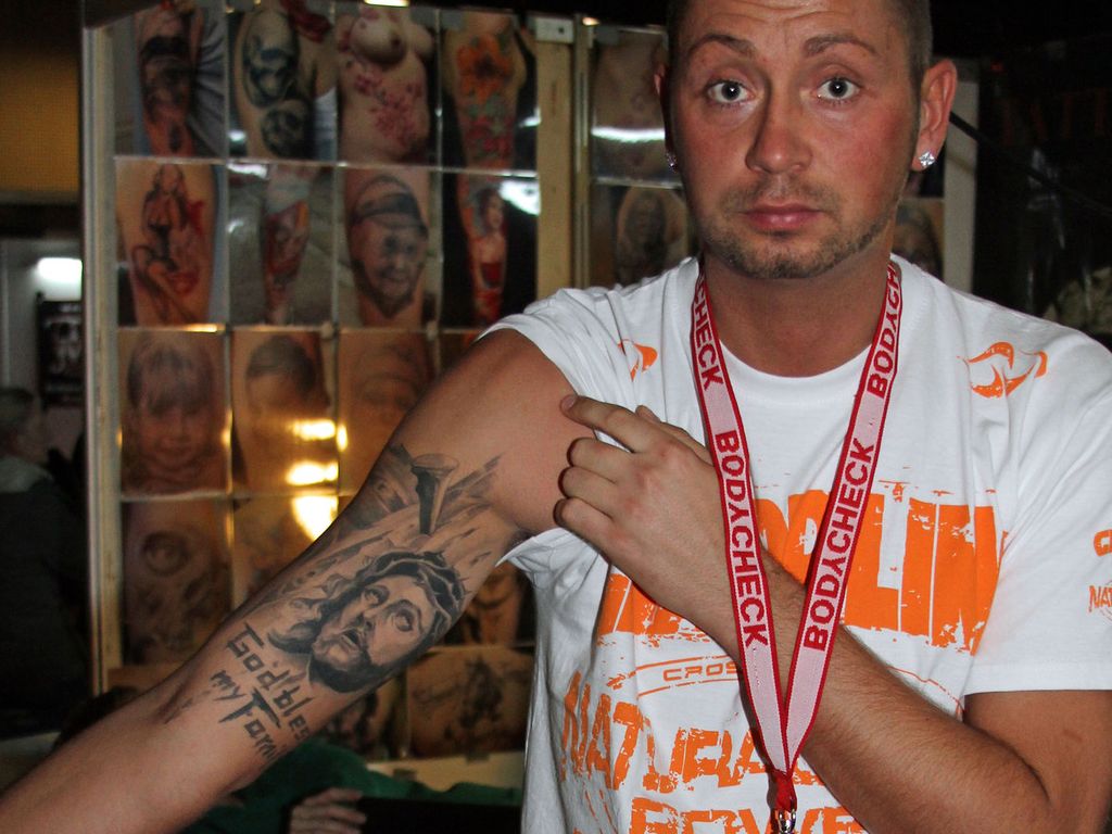 Hier zeigt Big Brother-Marcel seine tollen Tattoos | Promiflash.de
