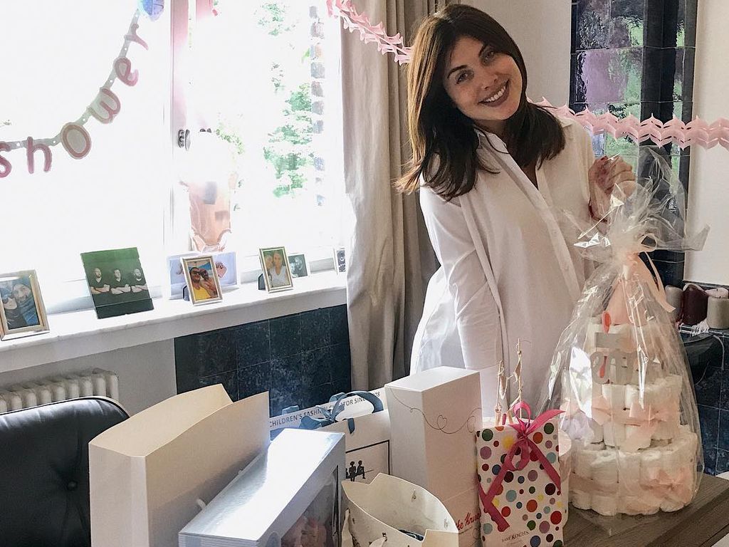 Schwangere GNTM-Ira Meindl: Baby-Party mit Windeltorte | Promiflash.de