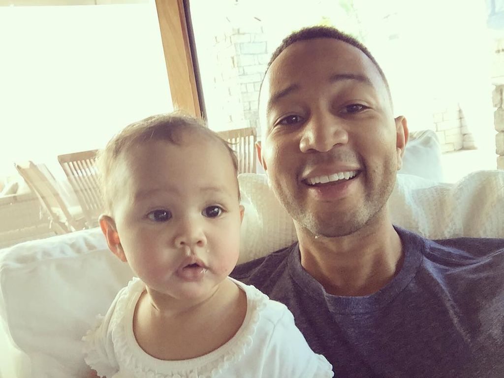 Papas Zwilling: Baby Luna sieht aus wie John Legend, oder!? | Promiflash.de