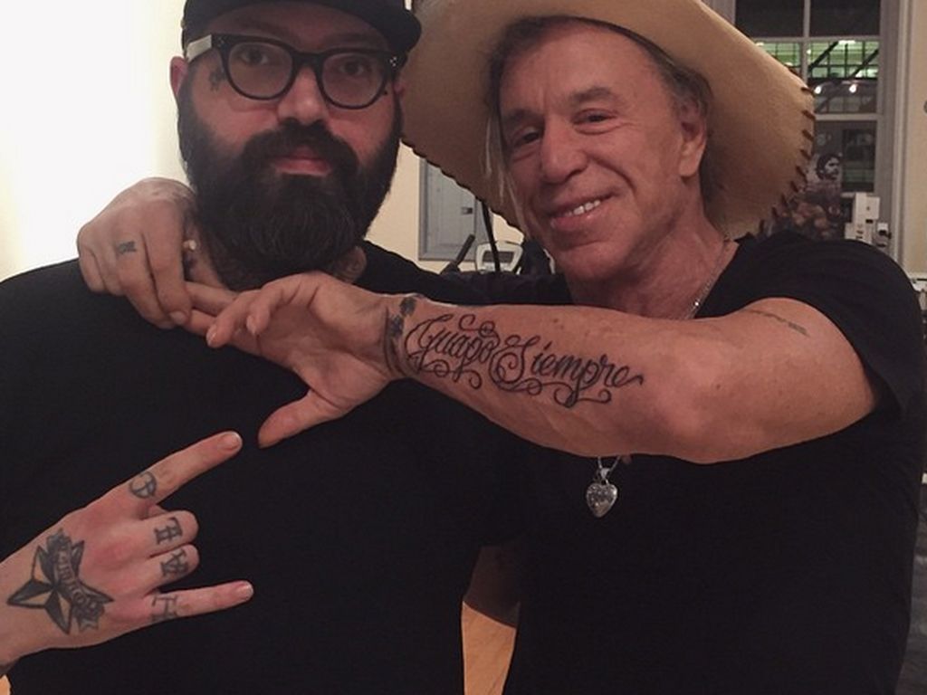 Mickey Rourke: Deshalb hat er ein neues Tattoo | Promiflash.de