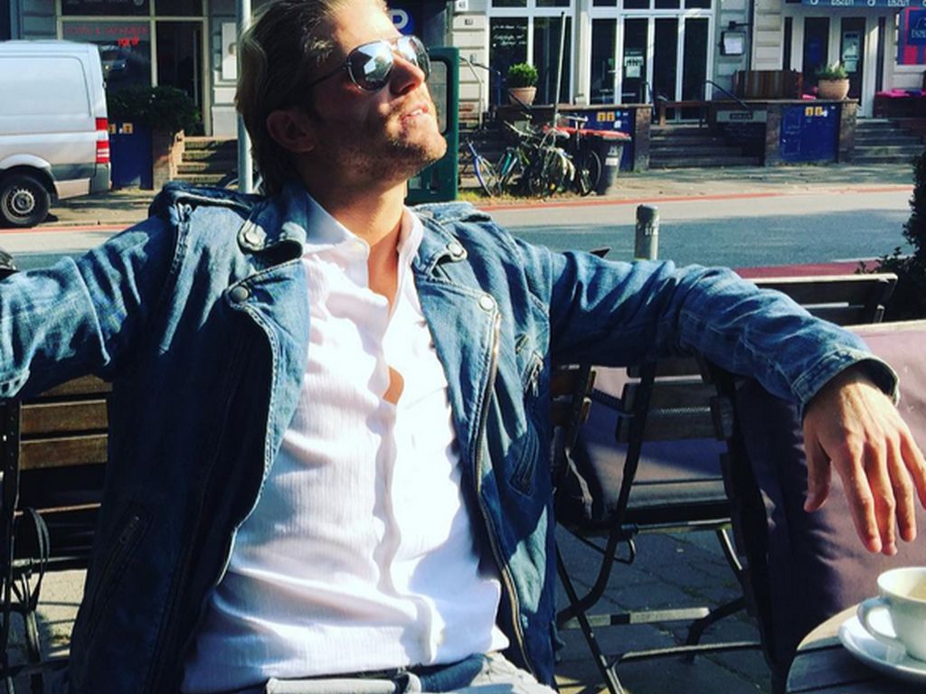 Goldener Herbst: Paul Janke genießt die Sonne in Hamburg | Promiflash.de