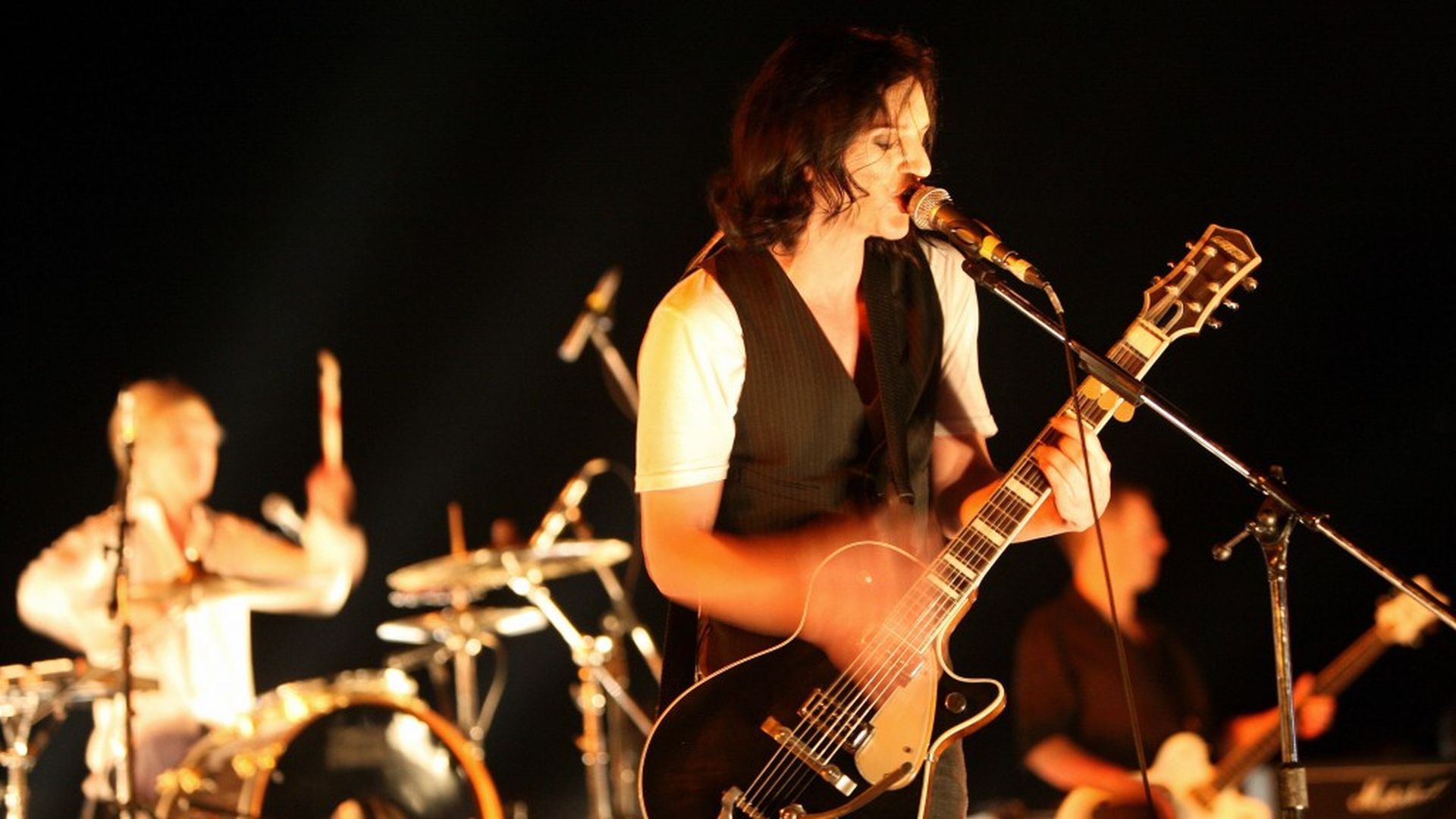 Placebo-Drummer zeigt seinen tätowierten Körper