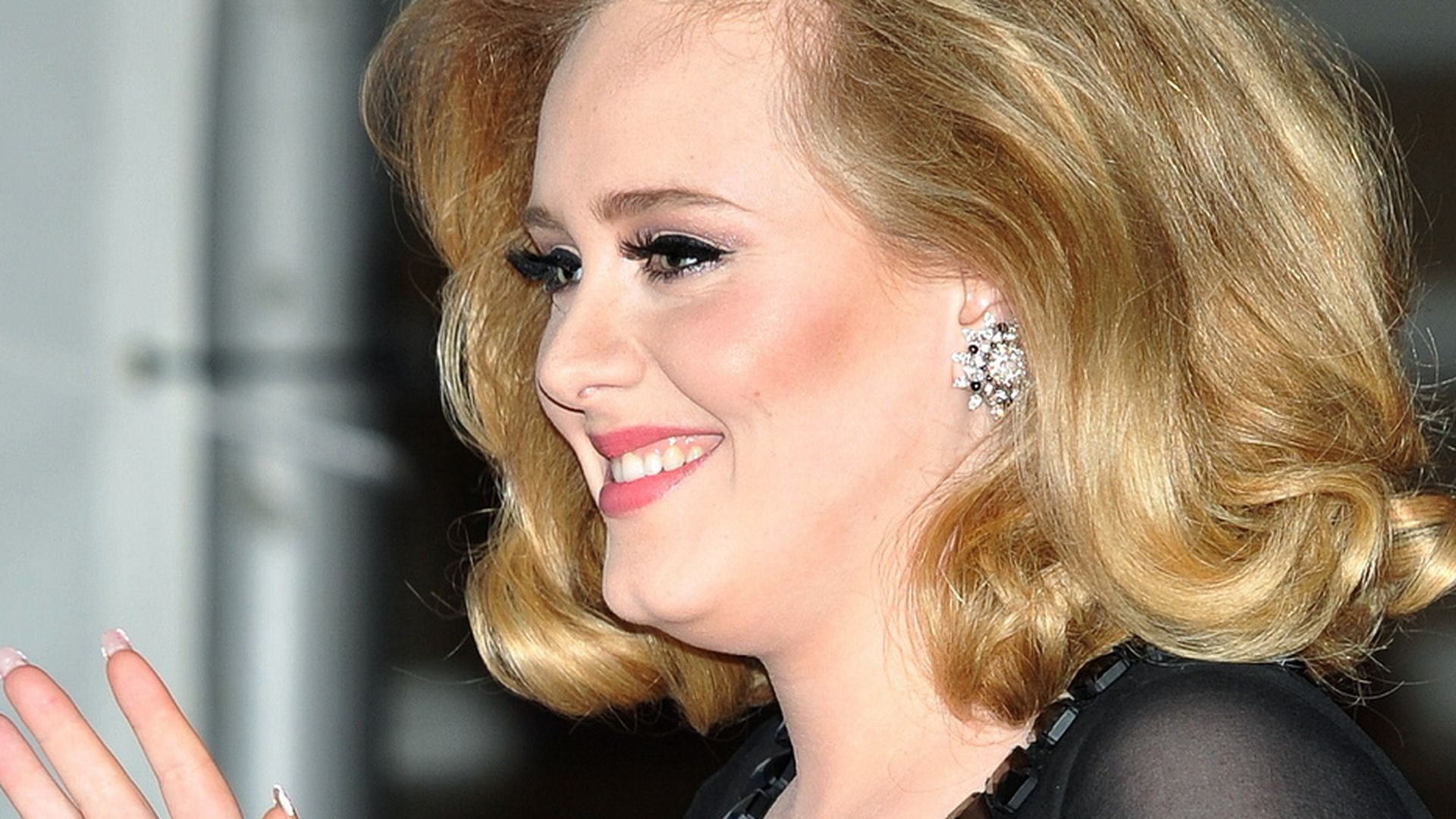 Adeles "Rolling In The Deep" bricht Rekorde | Promiflash.de