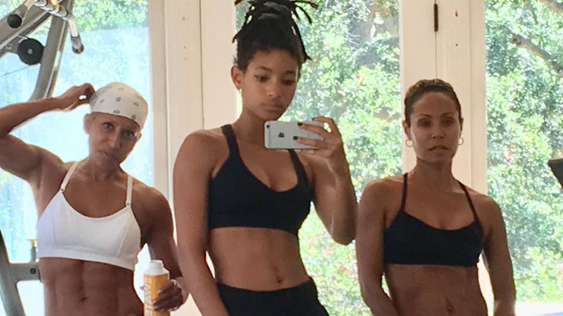 3 Generationen Sixpack: Jada Pinkett-Smith mit Willow & Mum | Promiflash.de