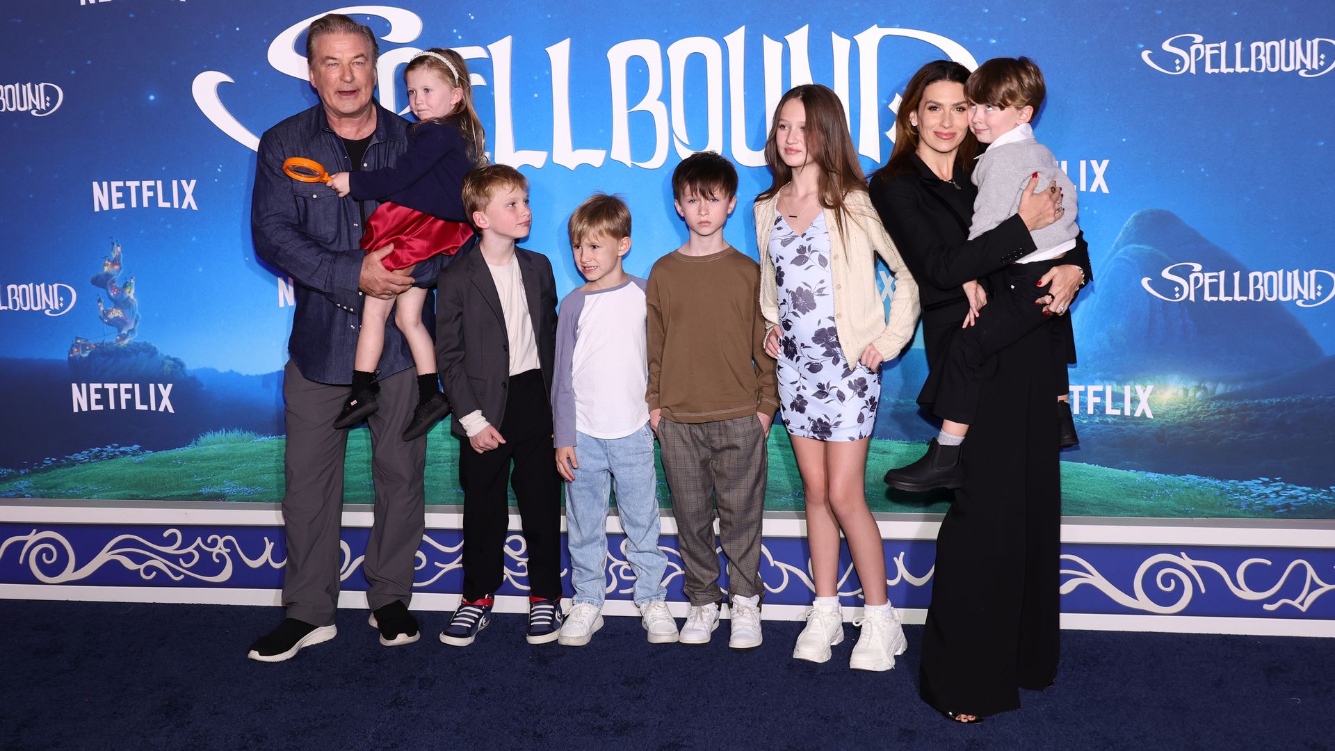 Alec und Hilaria Baldwin strahlen mit Kids bei Filmpremiere