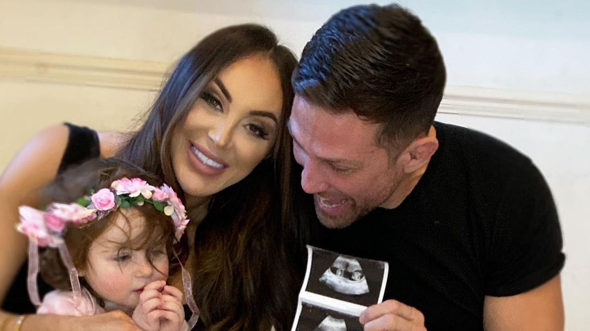 Alex Reid und Nikki verraten Baby-Geschlecht ihrer Zwillinge