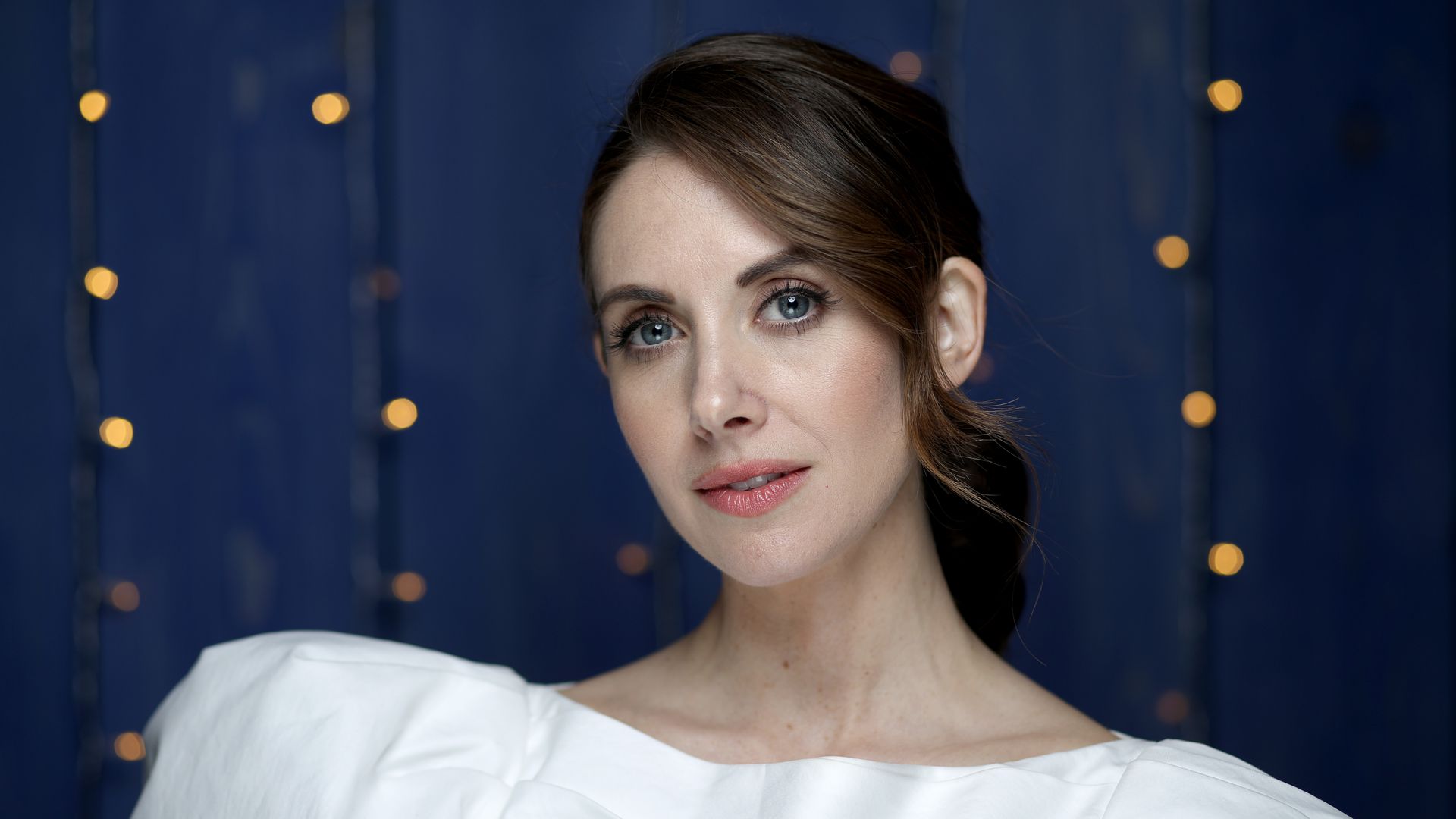 Verlobt! Dave Francos Alison präsentiert ihren Diamantring