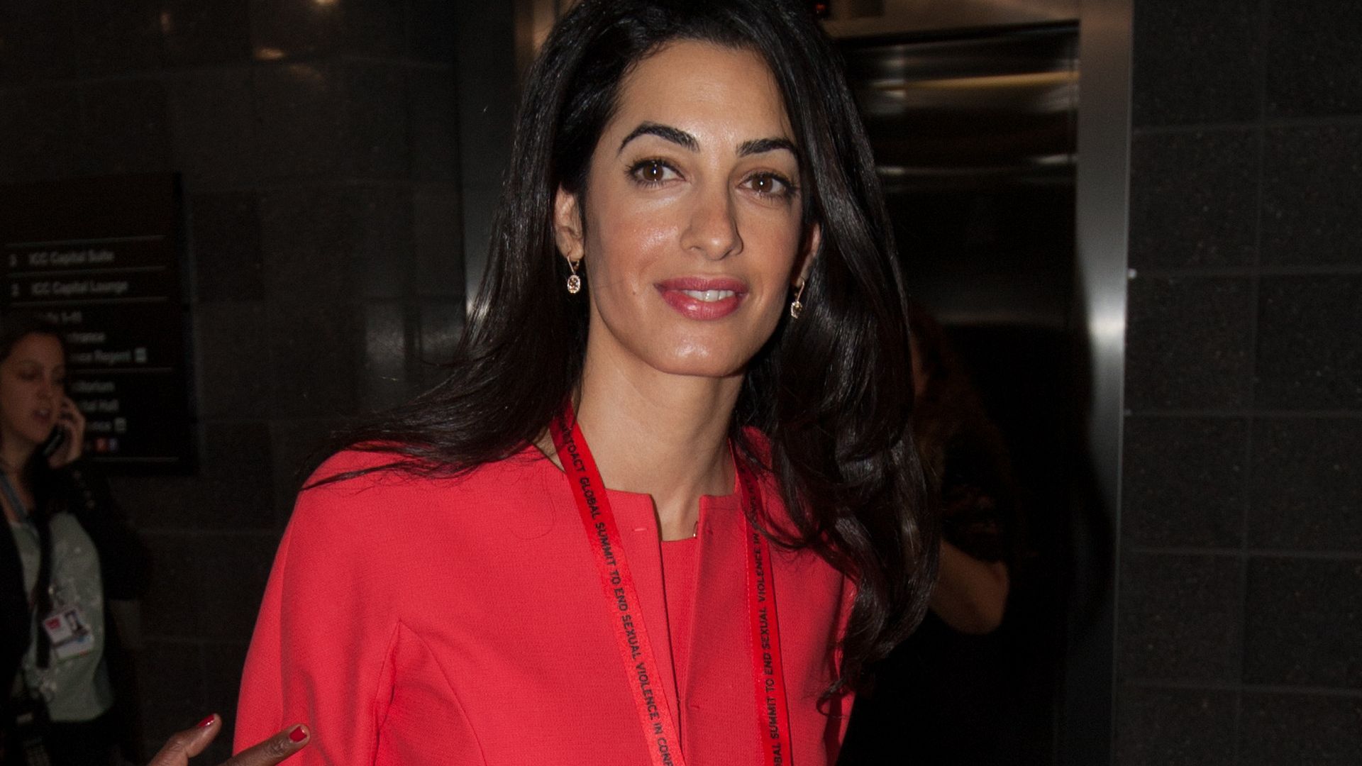 George Clooneys Amal: So brav war ihre Brautparty | Promiflash.de