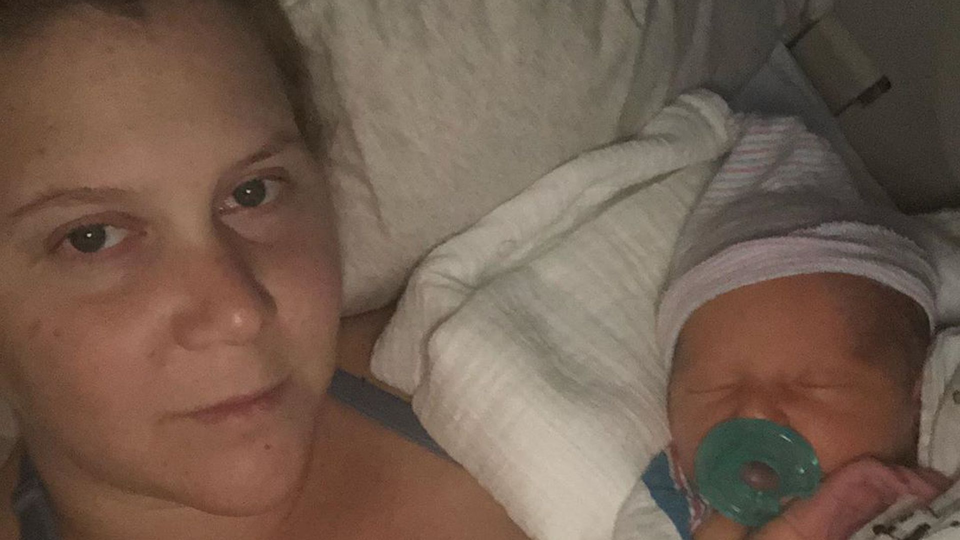 Neu-Mama Amy Schumer teilt süßes Kuschel-Foto mit Sohn Gene | Promiflash.de