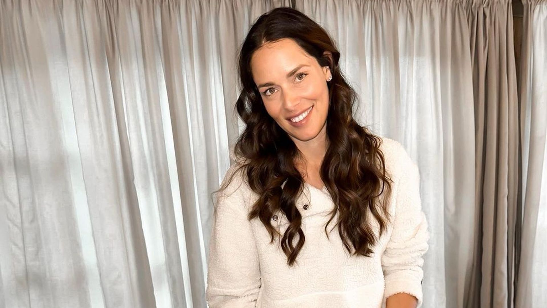 Last-Minute-Kekse: Ana Ivanovic zeigt stolz Weihnachtsgebäck