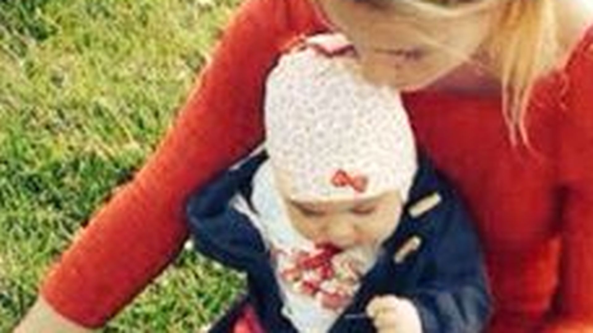 Blümchen pflücken: Angelina Heger mit Baby im Arm | Promiflash.de