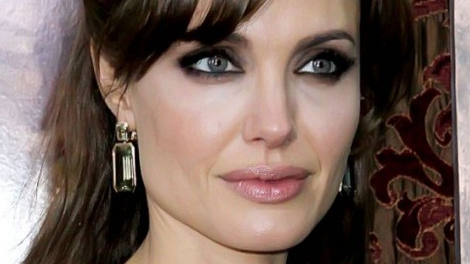 Angelina Jolie: Ist an diesem Gesicht alles echt? | Promiflash.de