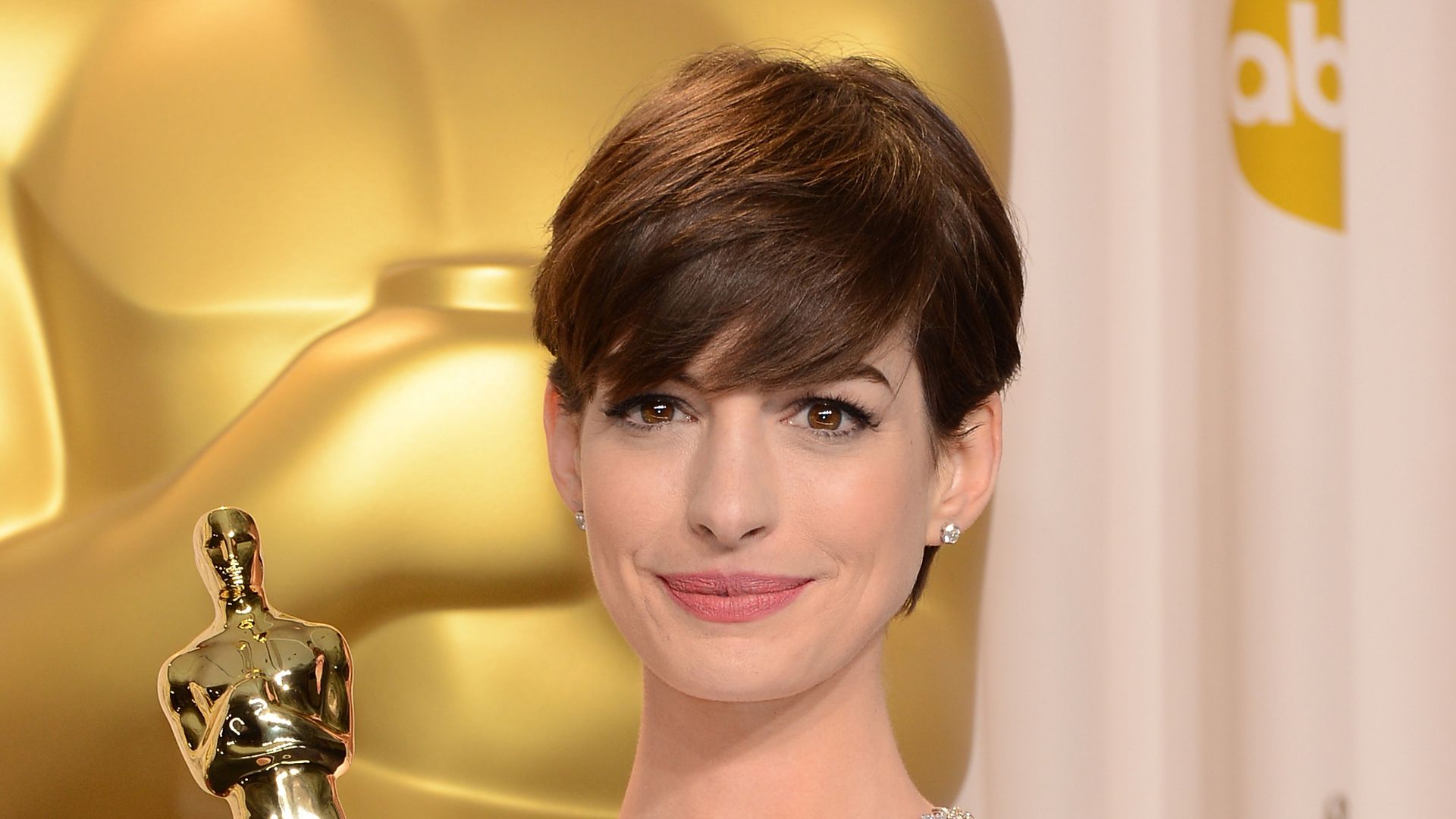Nach Unten-Ohne-Blitzer: Anne Hathaway ganz brav | Promiflash.de
