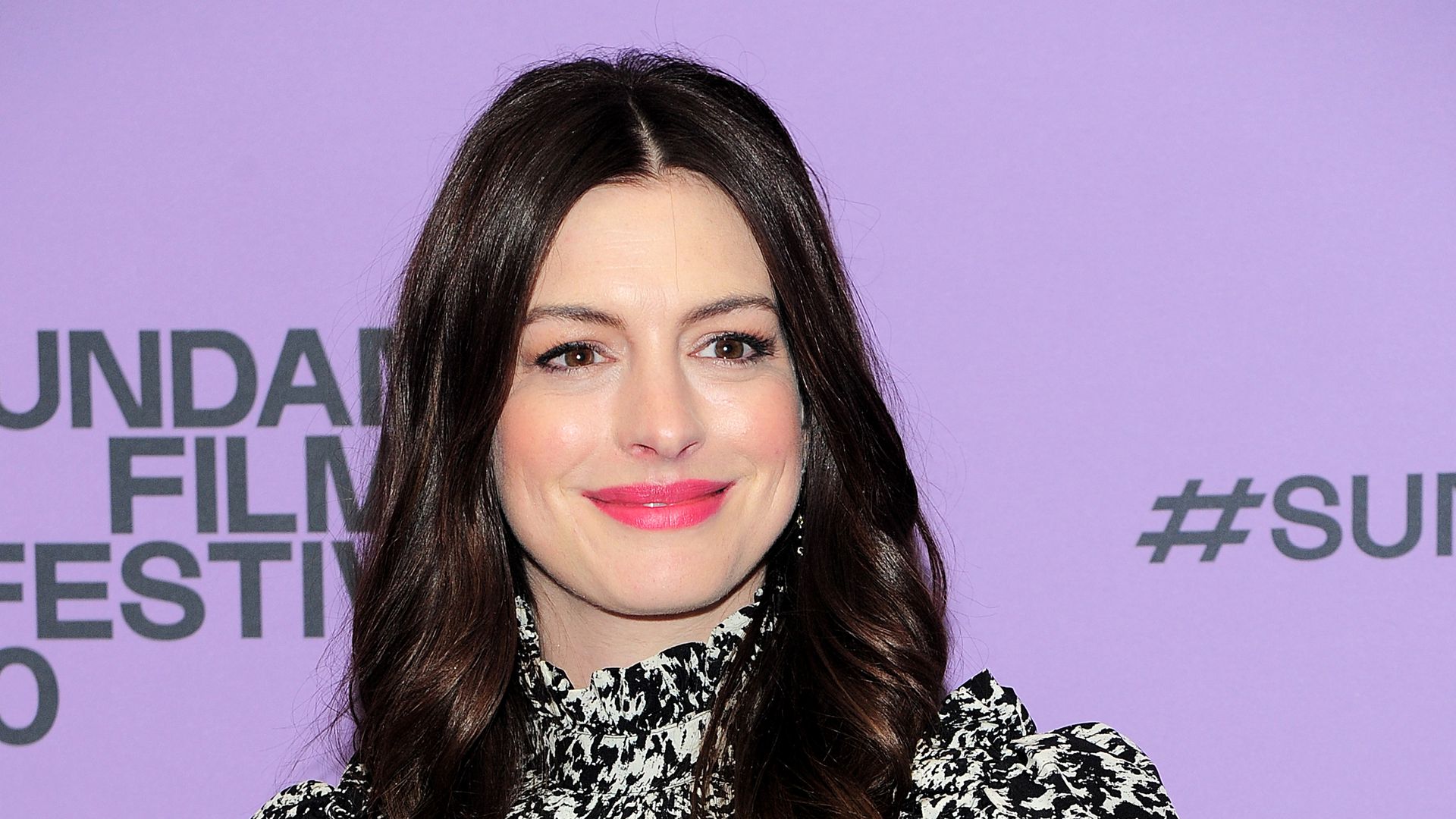 Dank Mama-Glow: Anne Hathaway strahlt bei Filmpremiere