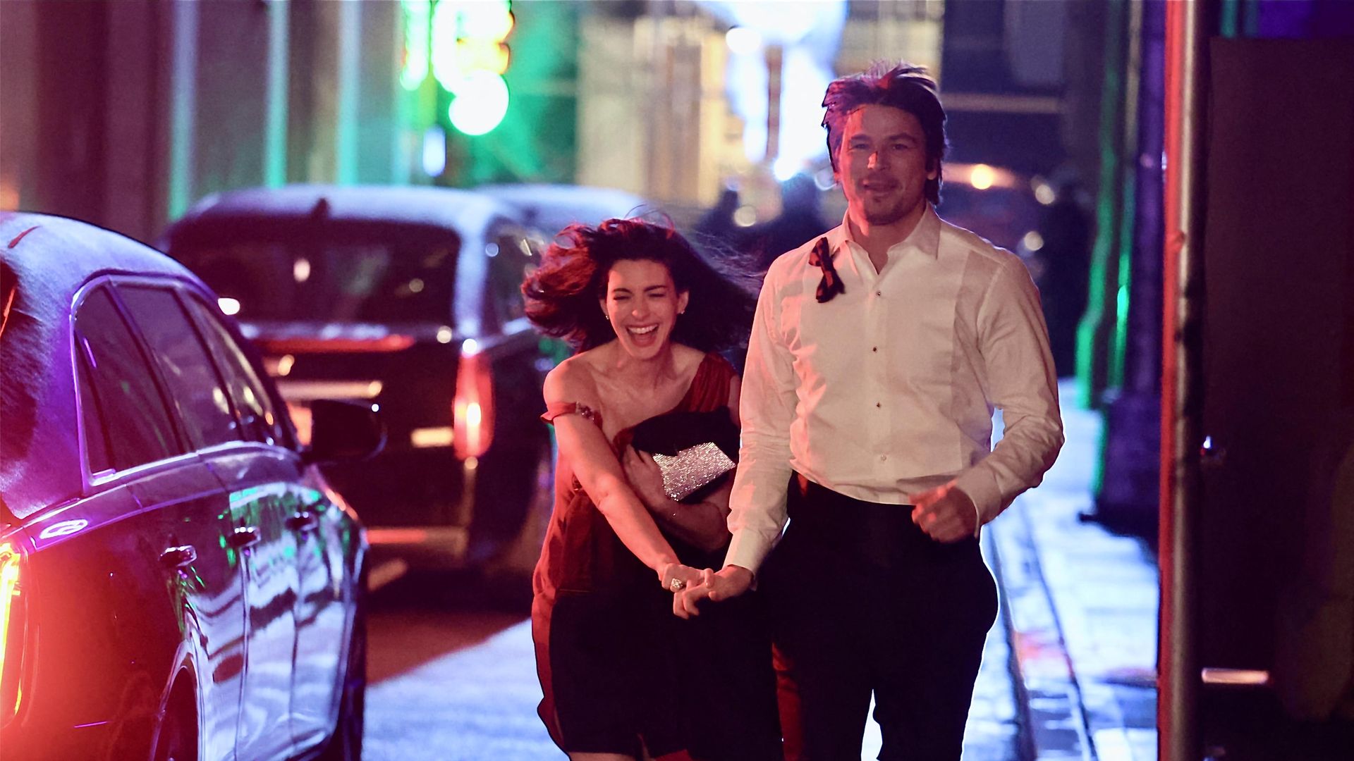 Erste Fotos von Anne Hathaway und Josh am Set von "Verity"