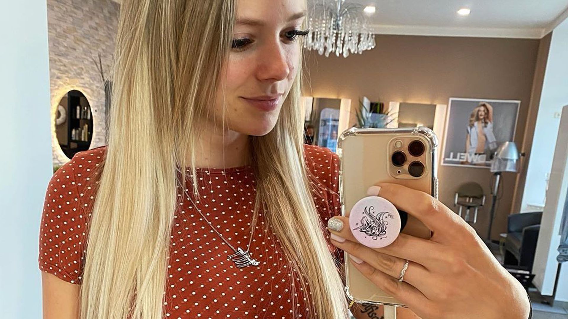 Hellblond und lang: Anne Wünsche zeigt neuen Haar-Style