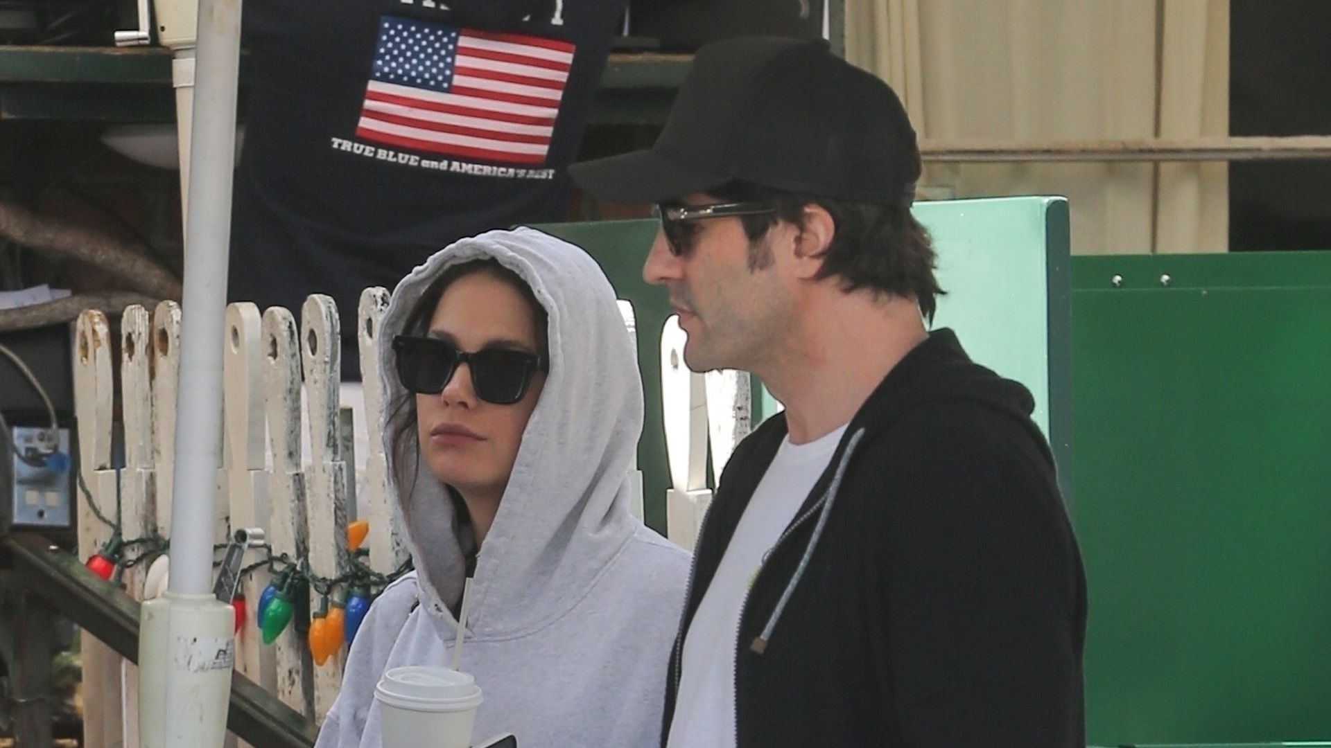 Ohne Baby: Ashley Benson und Brandon genießen ein Lunch-Date