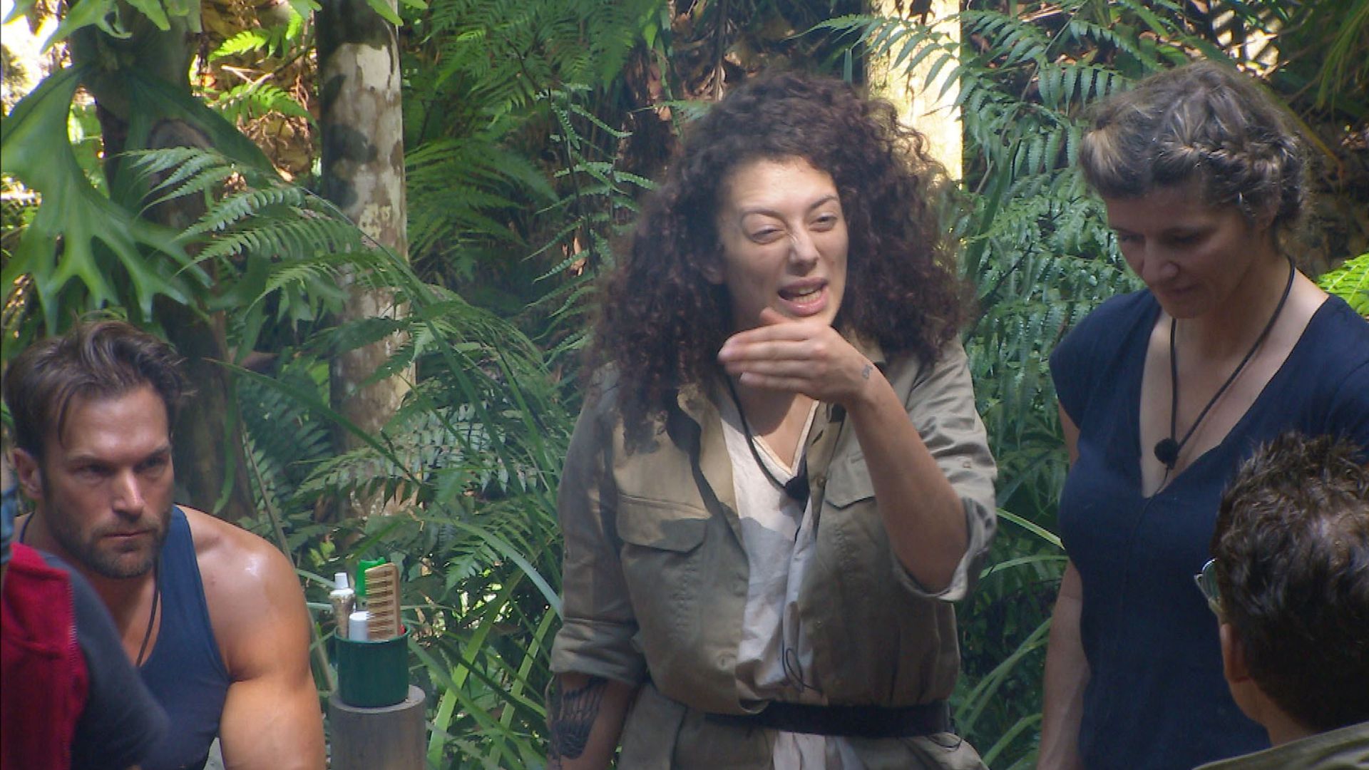 Zoff wegen Pfanne: Jetzt kracht es zwischen Leila & Chris! | Promiflash.de