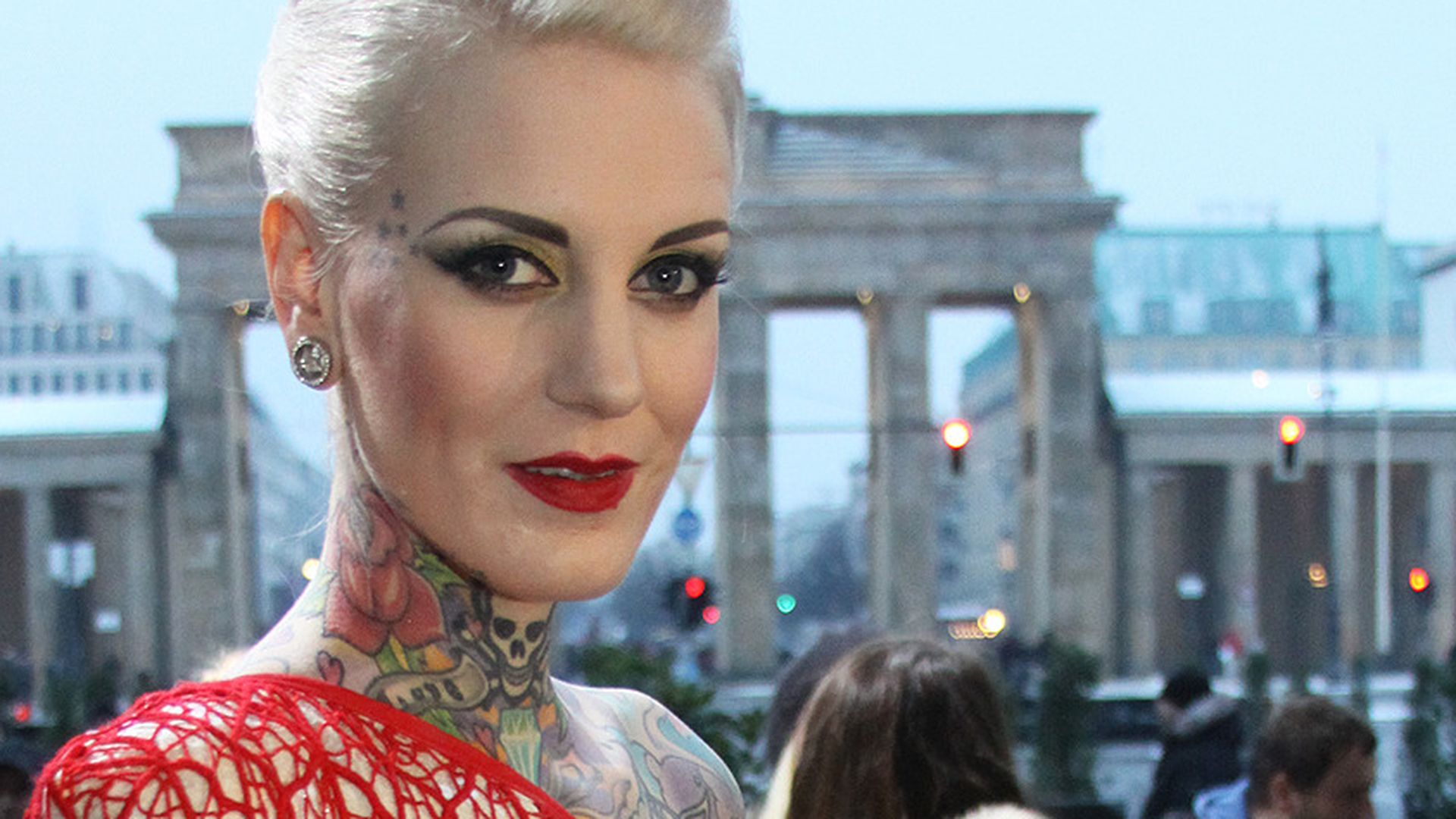 Tattoo-Queen Lexy Hell: "Ich hätte Sport nötig" | Promiflash.de