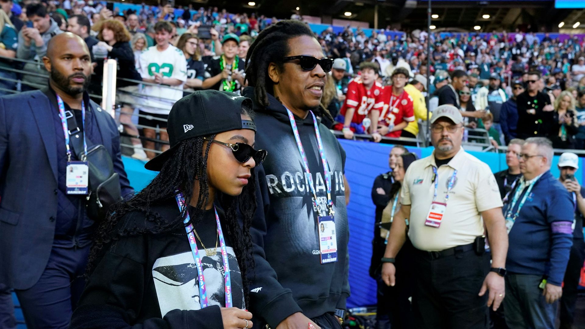 In lässigem Look: Blue Ivy mit Papa Jay-Z beim Super Bowl!