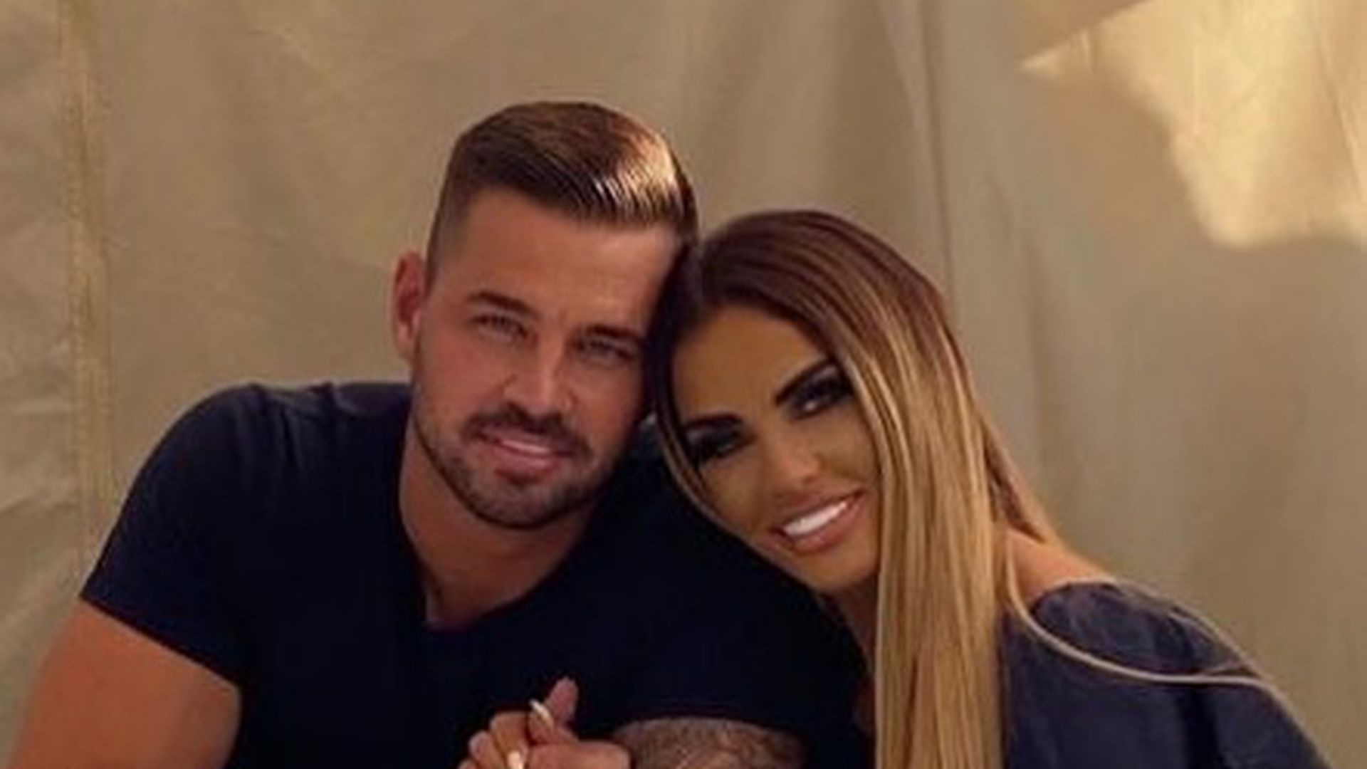 Katie Price und ihr Carl lassen sich Partner-Tattoos stechen