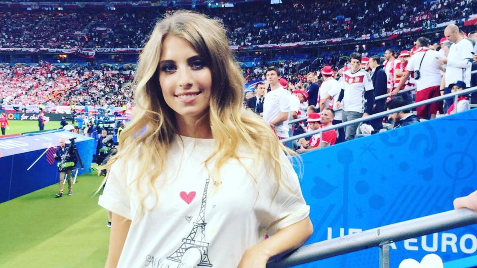 Stade de France: So süß unterstützt Cathy Hummels ihren Mats ...