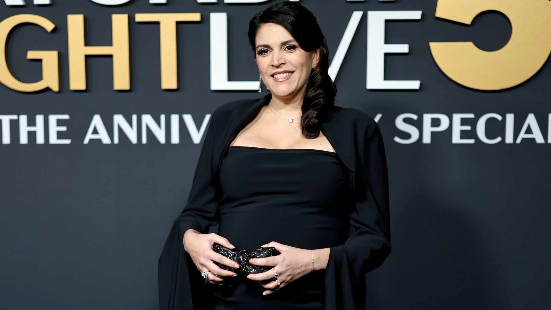 Cecily Strong zeigt ihren Babybauch stolz auf rotem Teppich