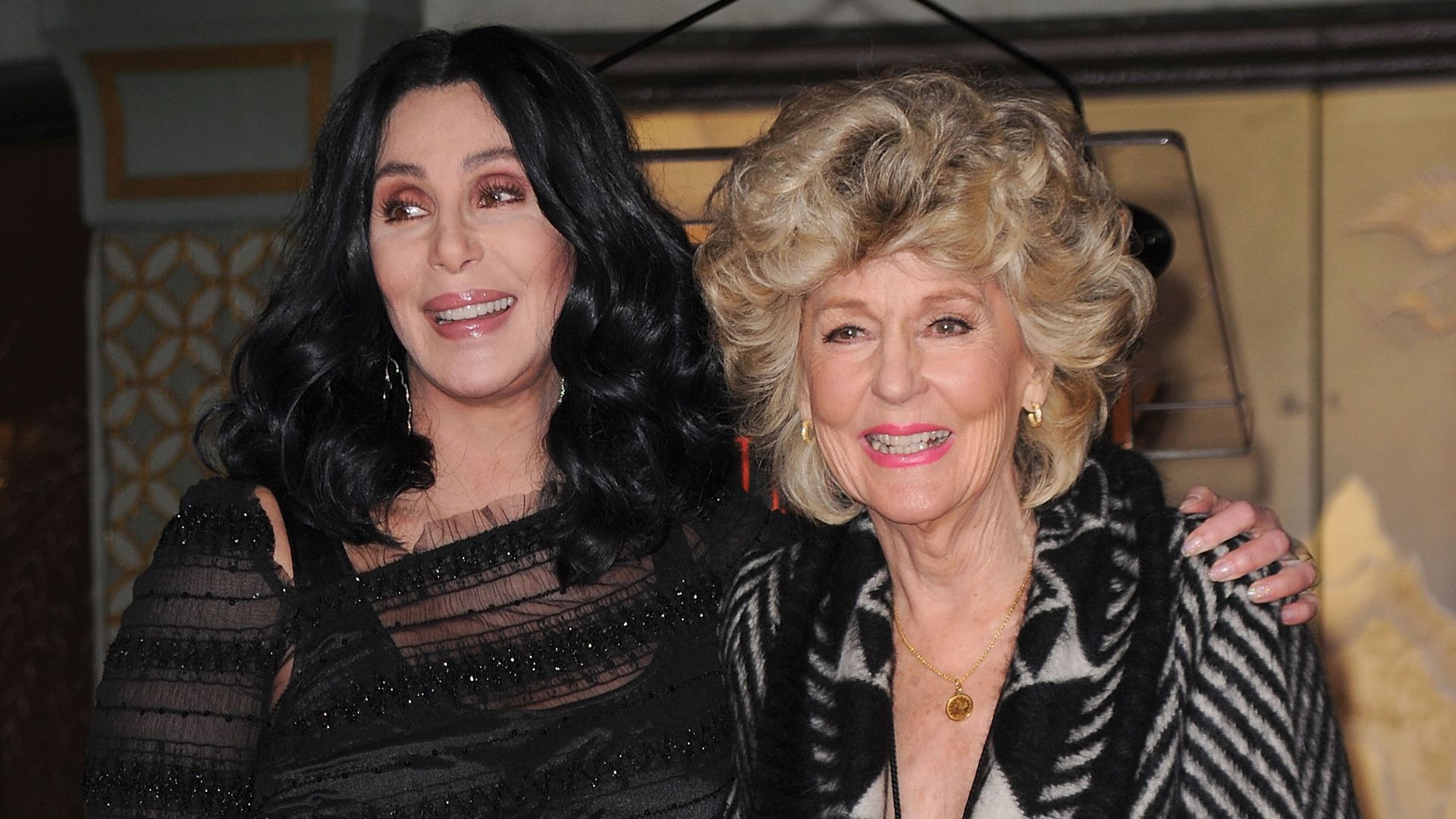 Nach Klinikaufenthalt: Sängerin Cher trauert um ihre Mutter