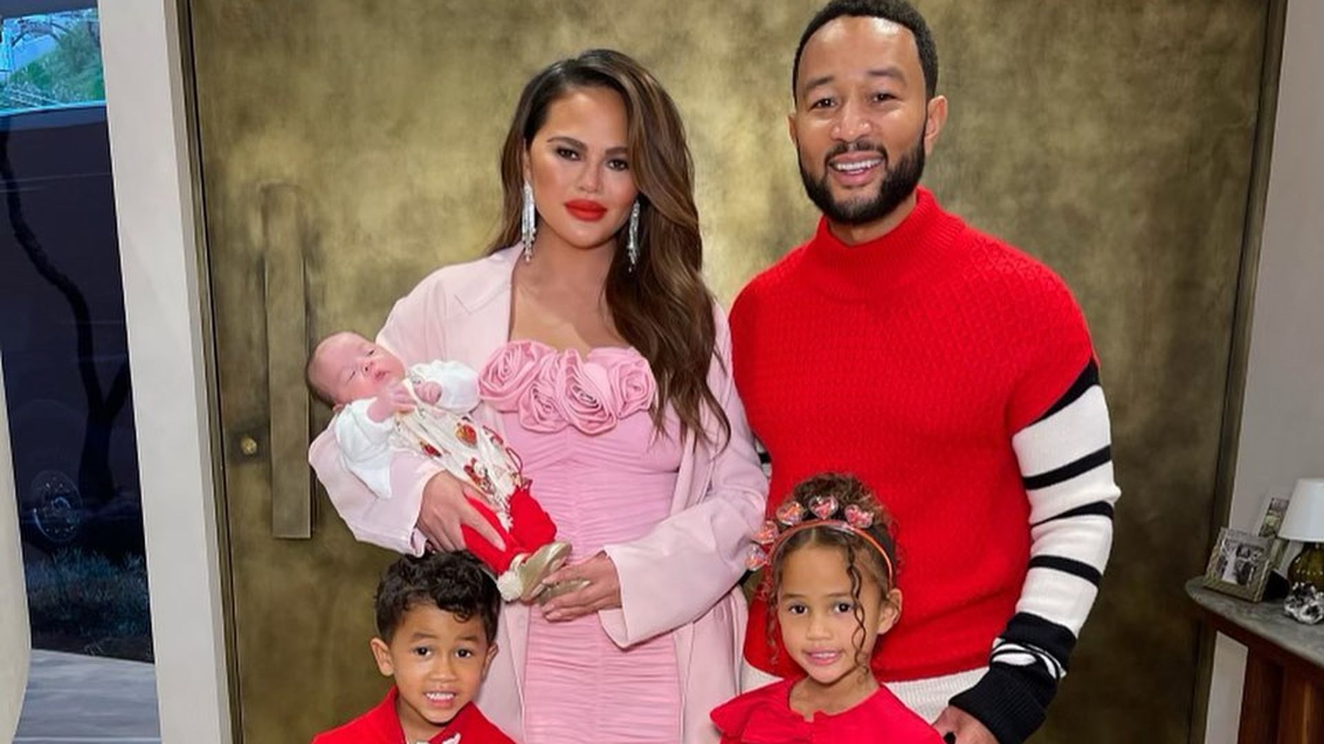Mit Esti: John Legend teilt erstes Familien-Foto zu fünft