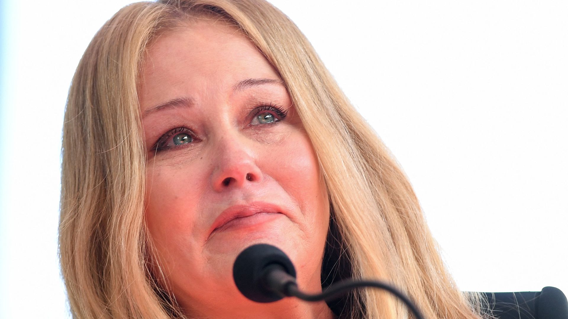 Serienstar Christina Applegate trauert um ihren Vater Robert