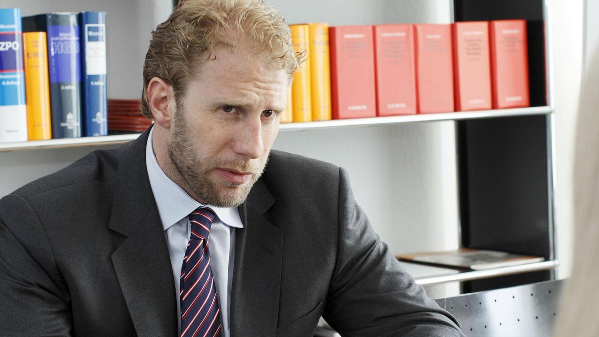 Brenzliger Fall: Christopher Posch wird verprügelt | Promiflash.de