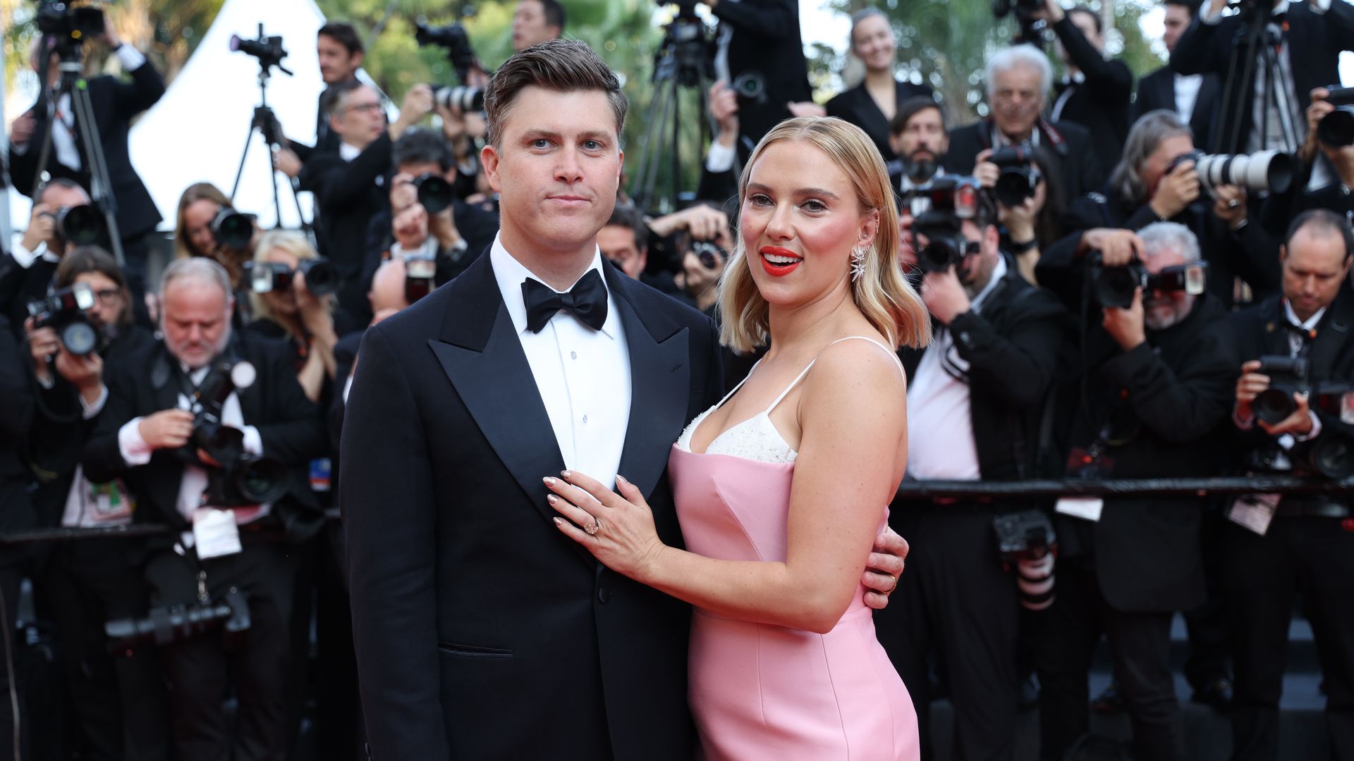 Colin Jost scherzt anzüglich über Scarlett Johanssons Body!