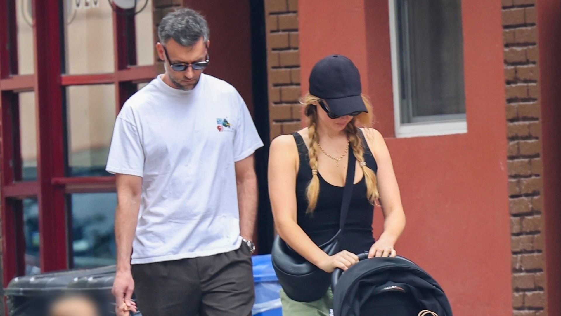 Der Kleine läuft schon: Jennifer Lawrence mit Sohn unterwegs