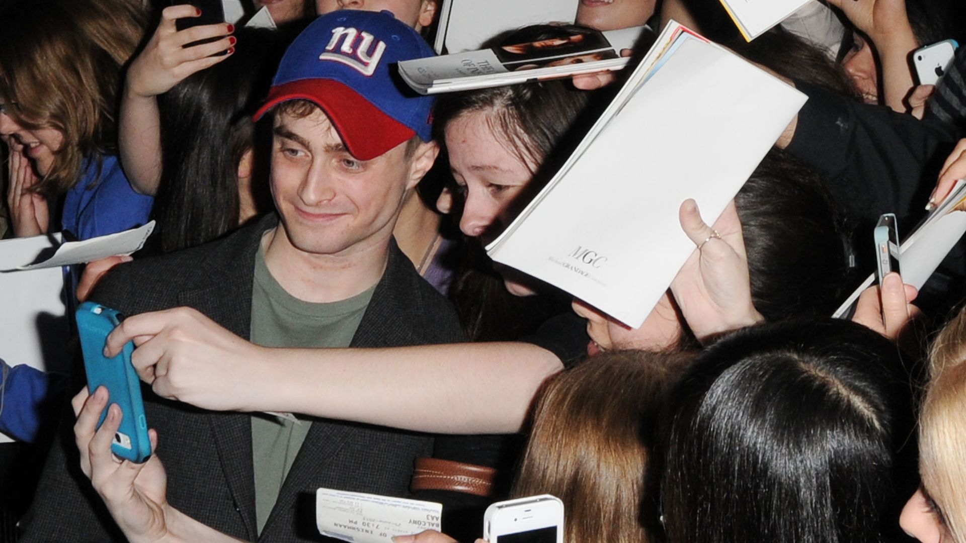 Kreisch-Alarm! Daniel Radcliffe von Fans umzingelt | Promiflash.de