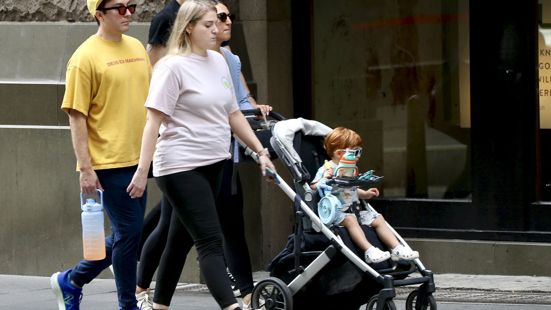 Ganz lässig in Sydney: Meghan Trainor zeigt ihren Babybauch