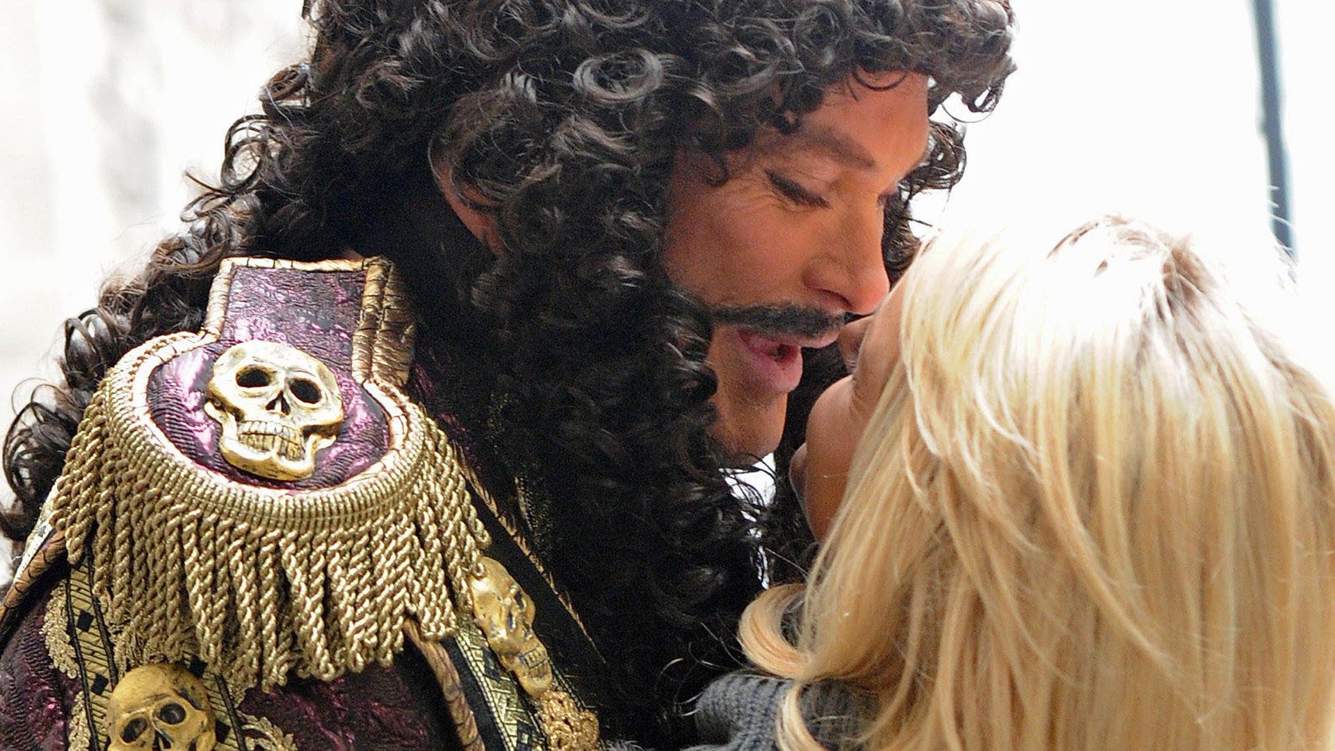 Babewatch: David HasselHook knutscht seine Liebste | Promiflash.de