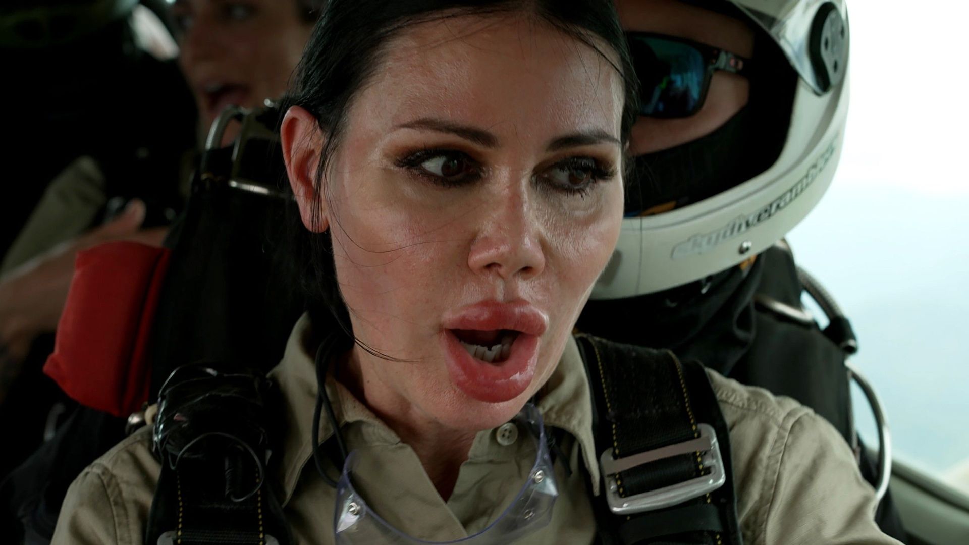 Ohne Heulen: Dschungelcamper müssen Fallschirmspringen!