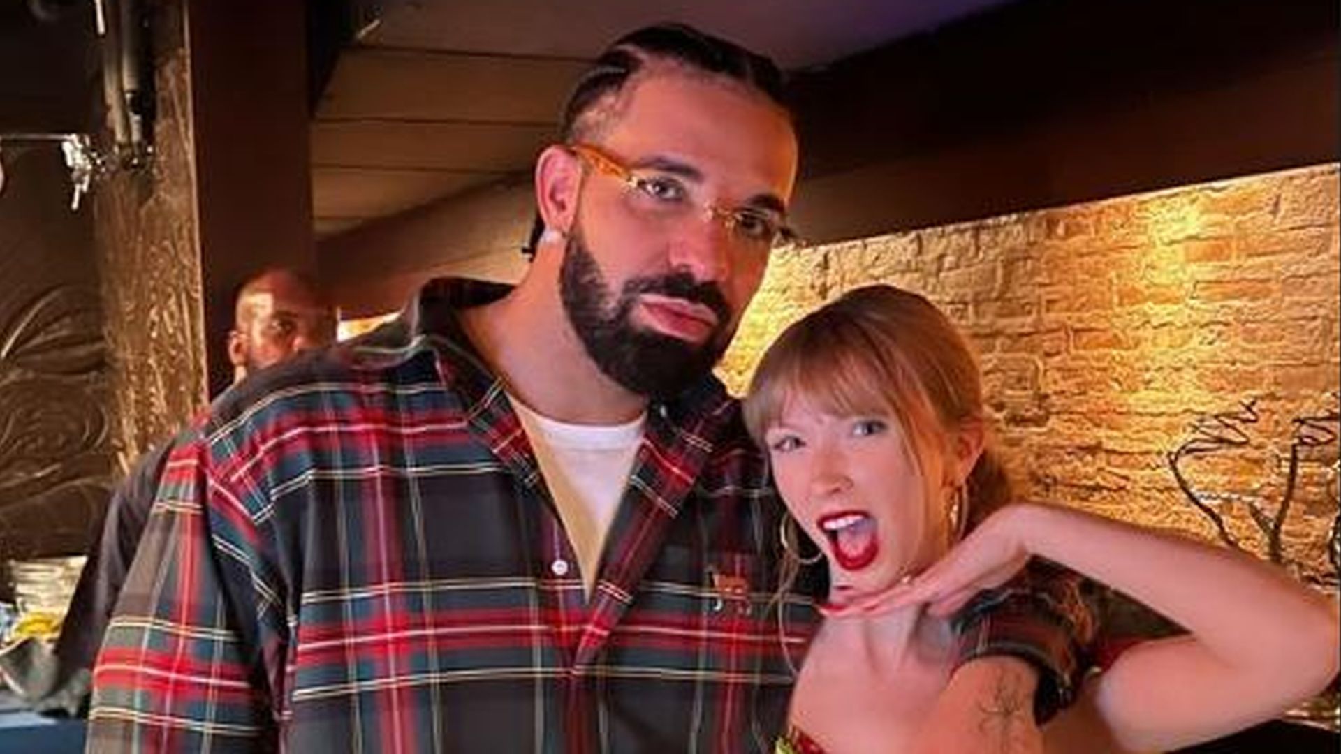Fans verwirrt: Posiert Drake hier mit Taylor-Swift-Double?