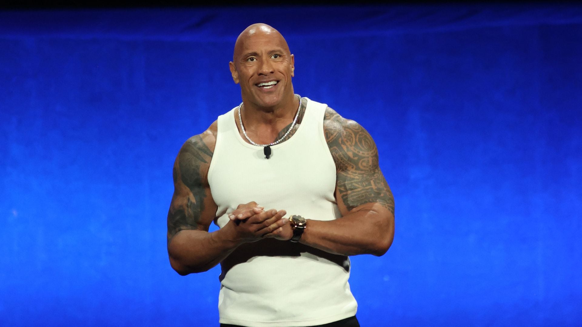 Dwayne Johnson Apontando How Dwayne Johnson's $250 Million Red One