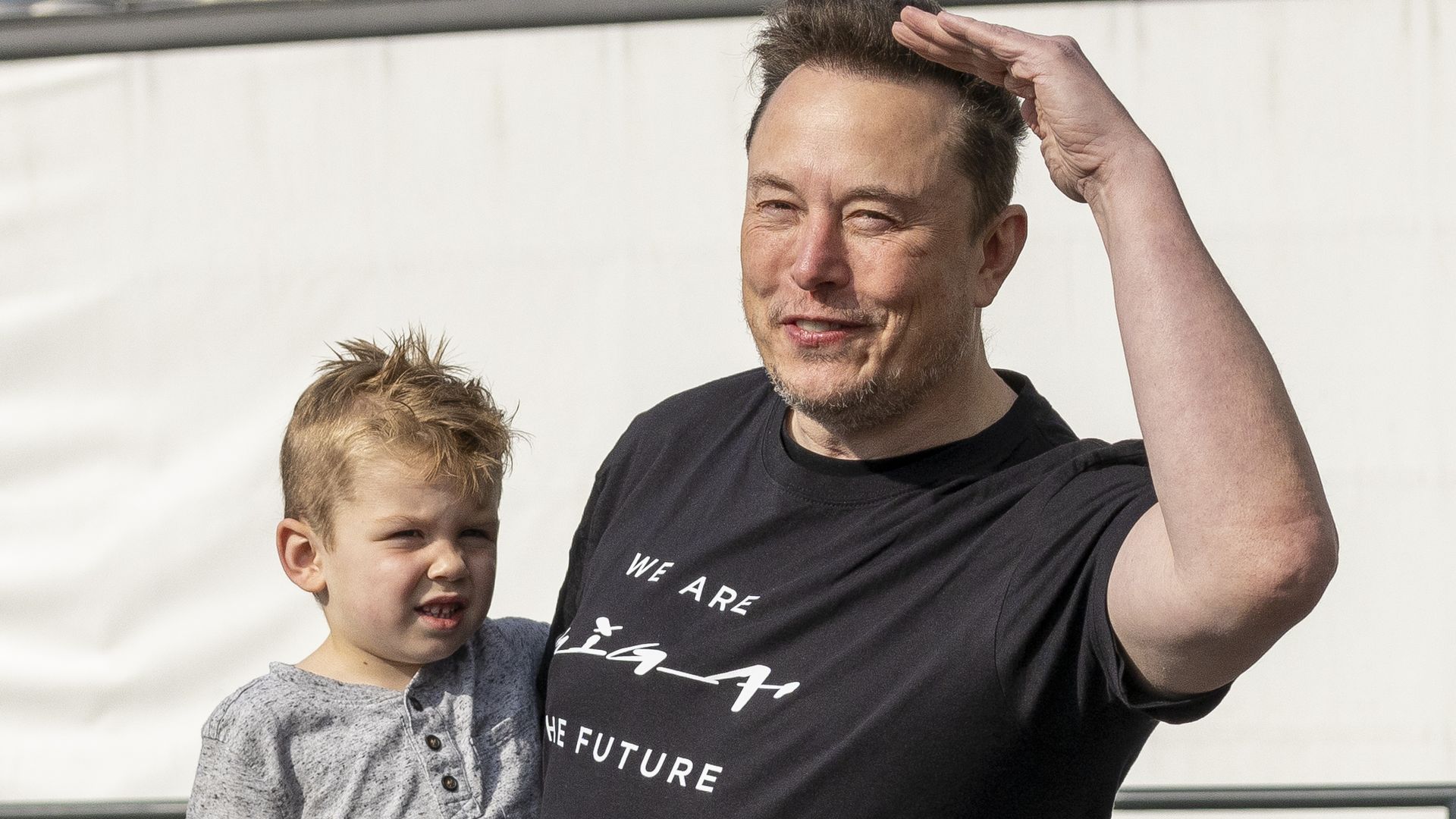 Elon Musk bringt Sohn mit zum Tesla-Werk in Brandenburg!