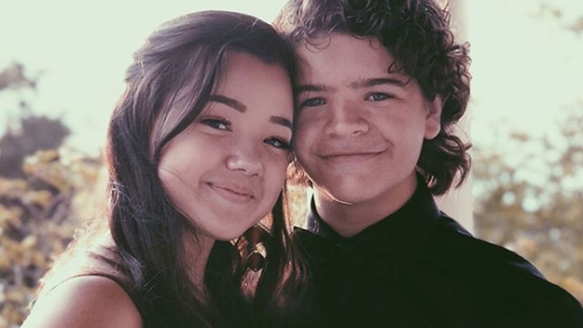 Mit Prom-Pics: "Stranger Things"-Star zeigt seine Freundin! | Promiflash.de