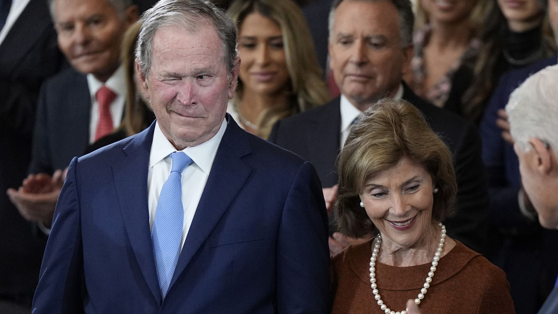 George W. Bush machte während Trumps Amtseinführung Faxen