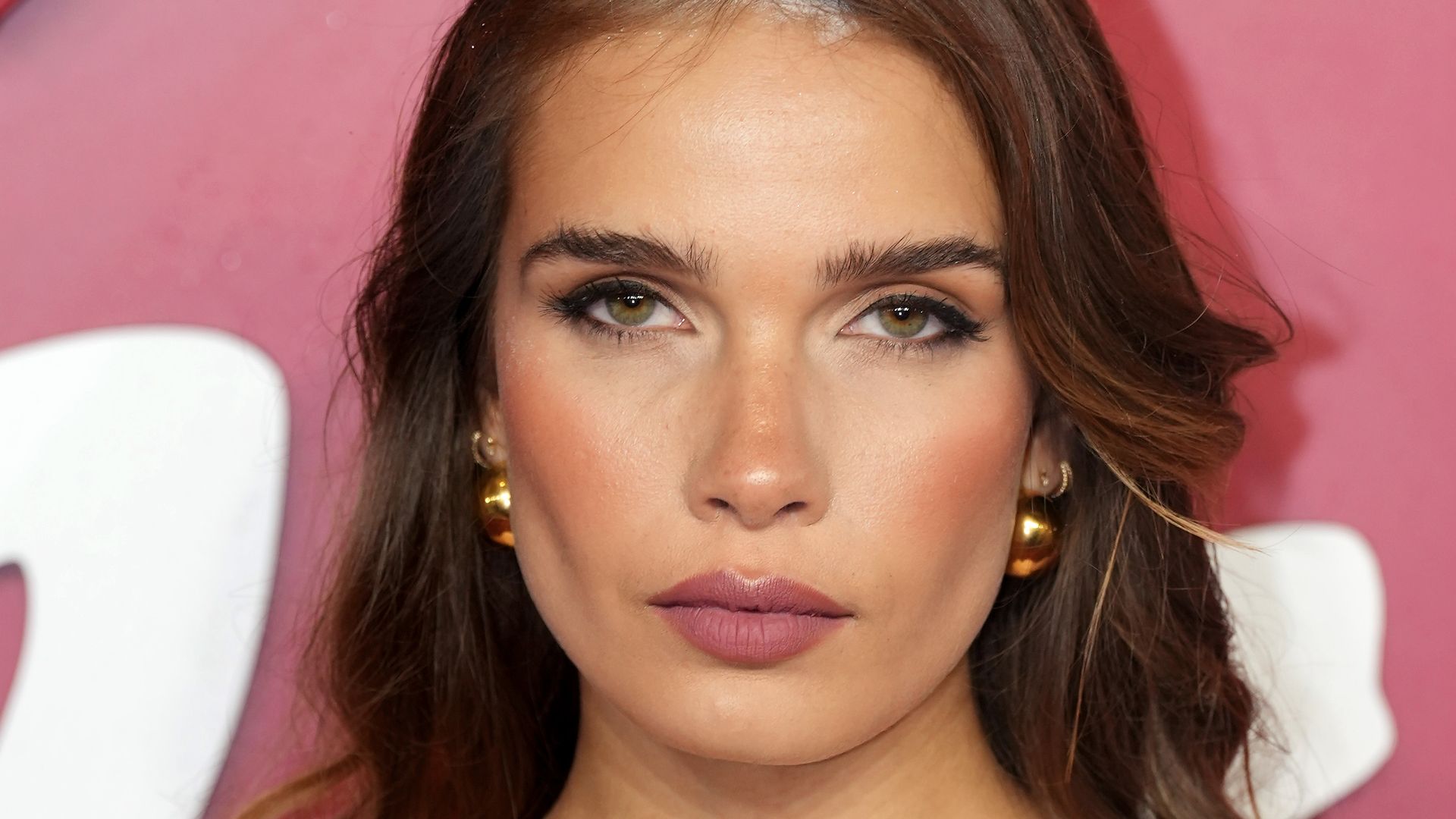 Hana Cross | Promiflash