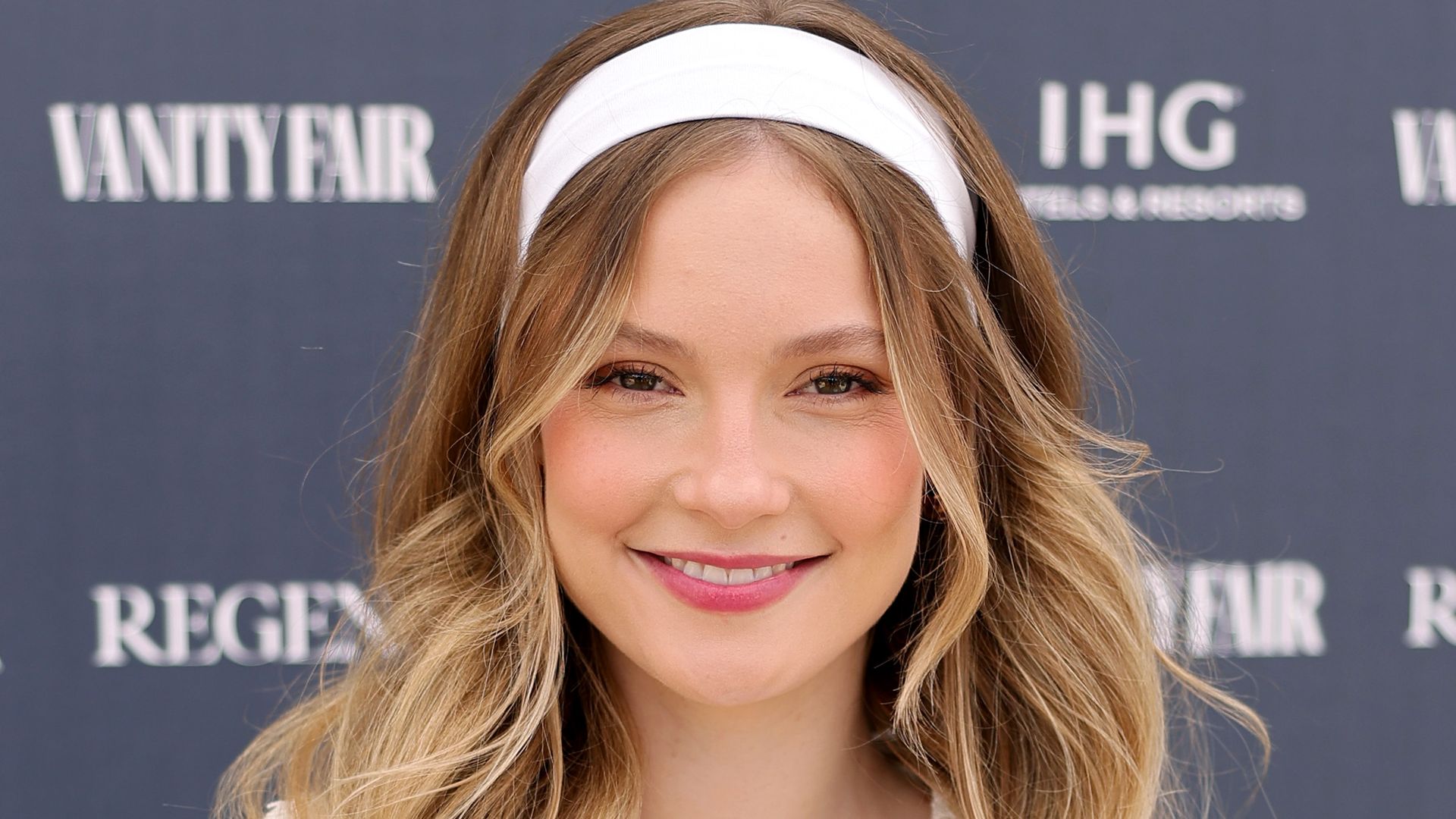 So schön strahlt "Bridgerton"-Star Hannah Dodd in Wimbledon