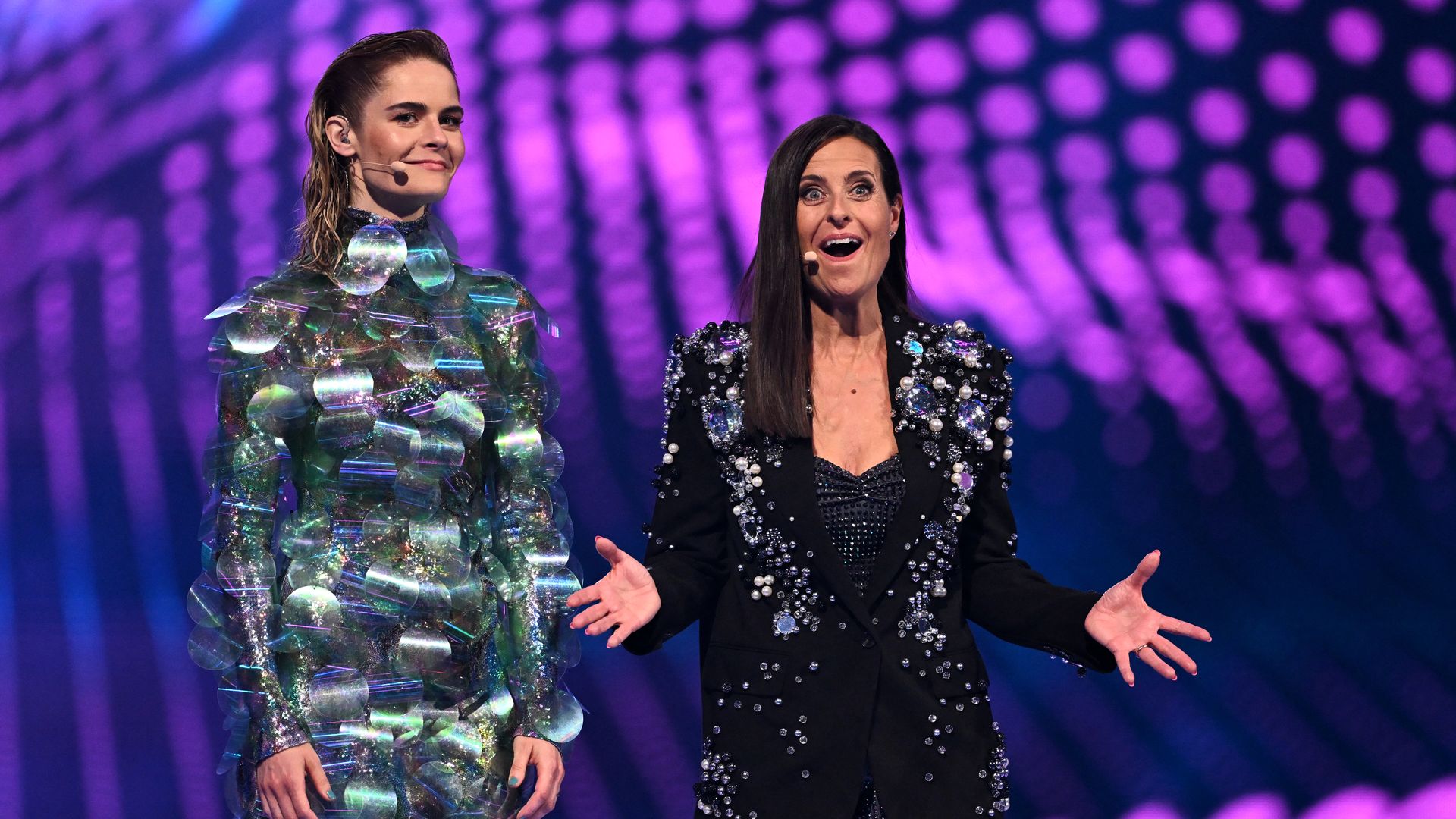 Hazel Brugger moderierte einen Teil vom ESC untenrum "nackt"