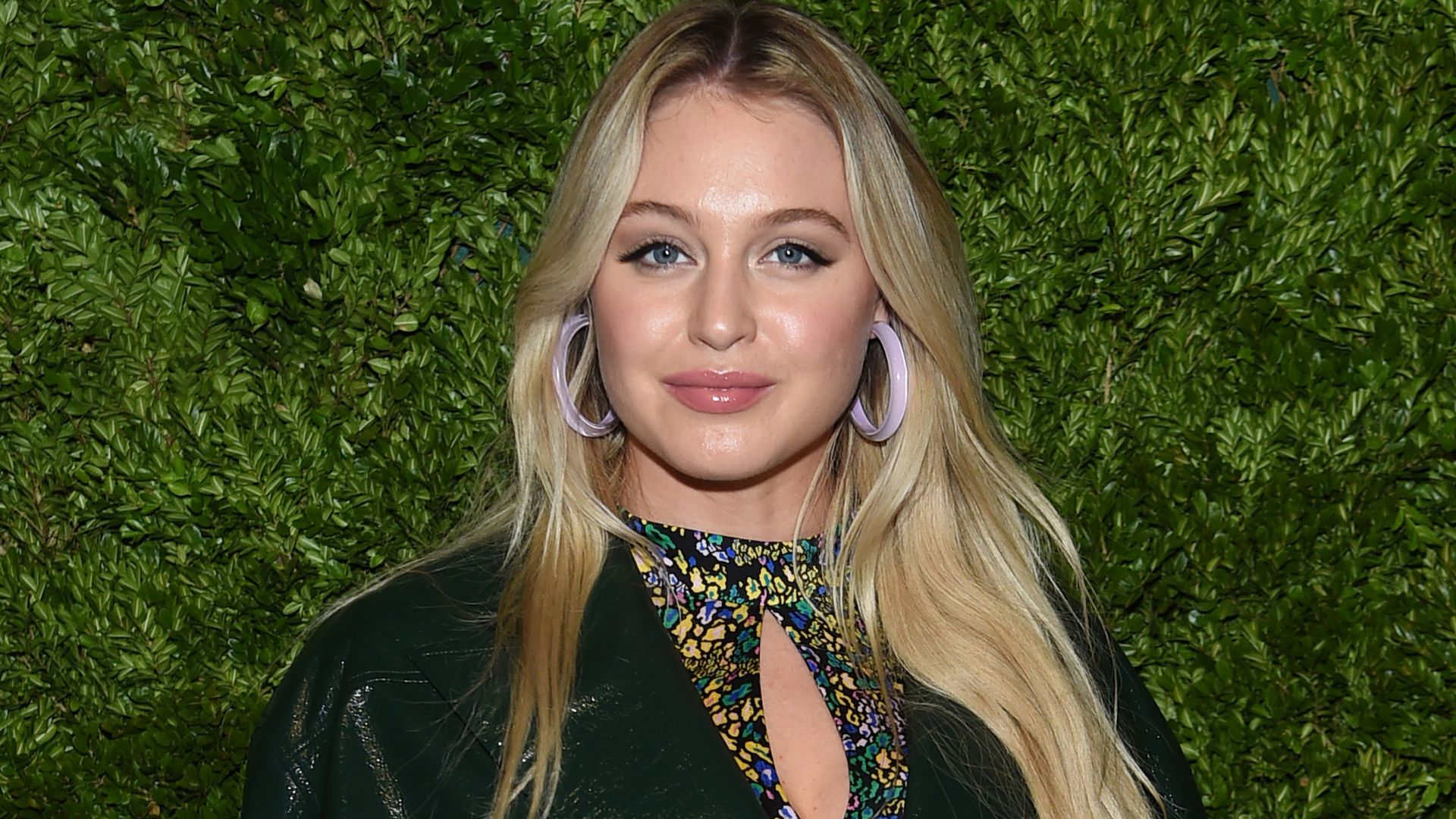 Schon richtig rund: Curvy-Model Iskra Lawrence ist schwanger