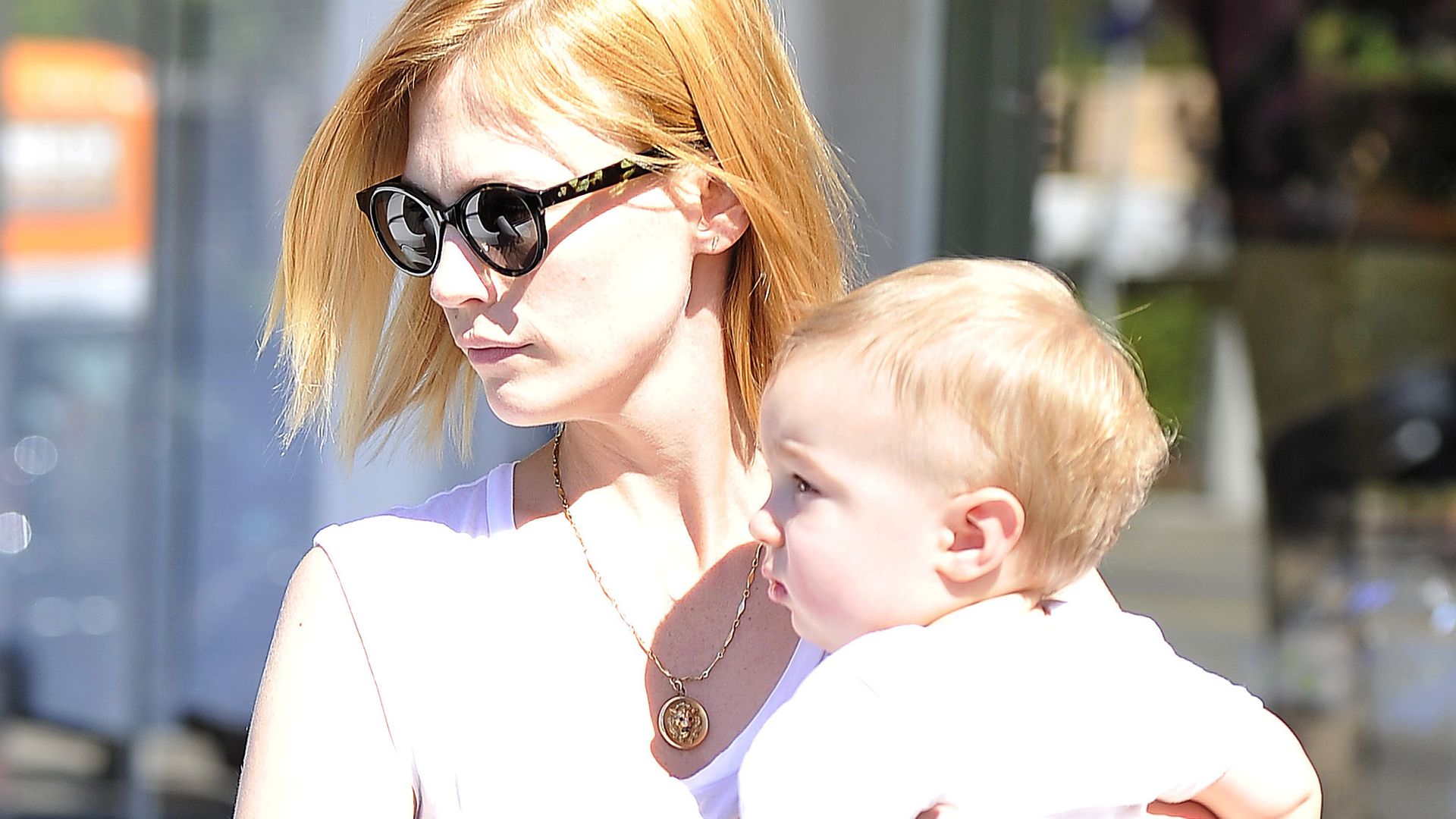 Süß! January Jones und ihr Sohn im Partner-Look | Promiflash.de