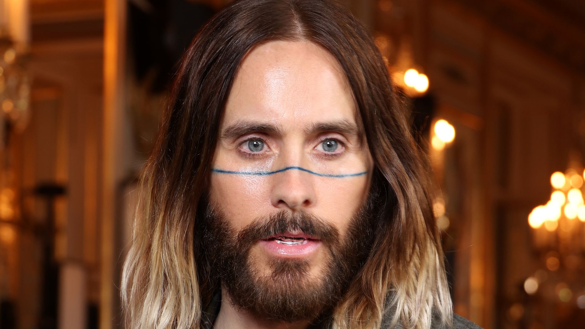 Adrenalinjunkie? Jared Leto klettert an Berliner Hotelwand